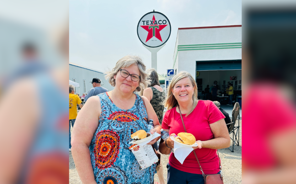 Gallery: Hundreds enjoy music, food, and good times at Sneak-a-Peek at the Chucks ...